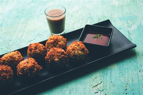 바삭바삭한 국수 매기 파코라 또는 파코다는 케첩과 함께 제공되는 인기 있는 인도차이나 길거리 음식입니다 0명에 대한 스톡 사진 및 기타 이미지 Istock