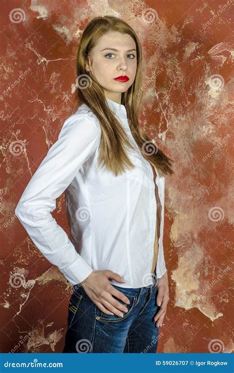 Jonge Slanke Mooie Jonge Blonde Vrouw Met Lange Benen En Haar In