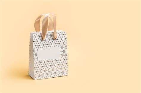 베이지 색 배경에 종이 쇼핑 백입니다 모노크롬 톤의 홀리데이 세일 컨셉 0명에 대한 스톡 사진 및 기타 이미지 0명 가방 개념 Istock