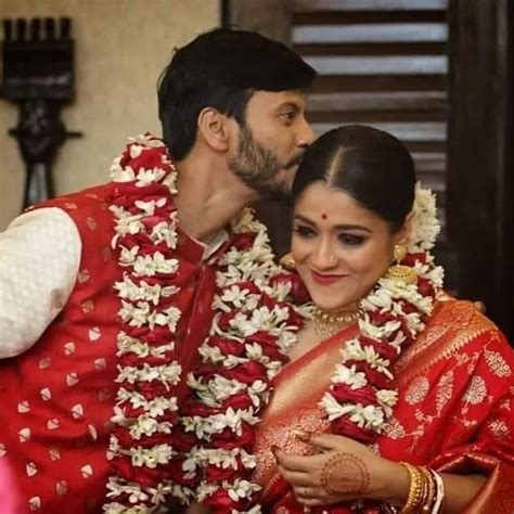 এই যে রাস্তায় হাঁটার সময় মোবাইল দেখতে দেখতে হাঁটা মানে সমস্ত