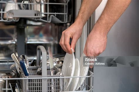 식기 세척기가 열리고 사람이 설거지를 제거합니다 일상적인 가정 활동에서 물과 시간을 절약하는 개념 가사 집안일에 대한 스톡 사진 및 기타 이미지 Istock