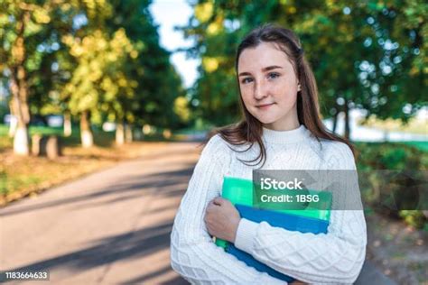 십대 소녀 14 세 가을 날 여름 도시 메모 행복 미소 스마트 학생 심각한 성공 스웨터 야외 초상화 십대 여학생과 손 노트북 폴더 여유 공간 텍스트 가을에 대한 스톡 사진
