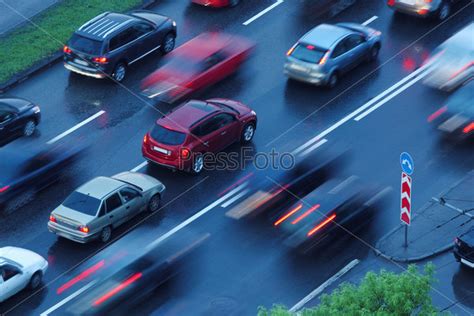 Фотография на тему Машины едут по мокрой дороге Pressfoto