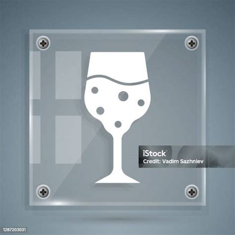 회색 배경에 고립 된 샴페인 아이콘의 흰색 유리 정사각형 유리 패널 벡터 결정체에 대한 스톡 벡터 아트 및 기타 이미지 결정체 공휴일 기념일 Istock
