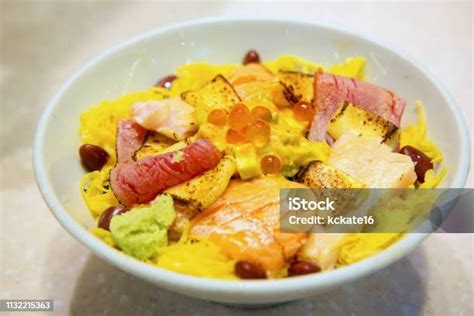 신선한 연어와 오믈렛 일본 쌀에 얹어 동 부리 일본의 건강 한 음식 아시아 깨끗 하 고 마른 음식입니다 메뉴 목록 개체 및 배경에 대 한 이미지입니다 0명에 대한 스톡 사진