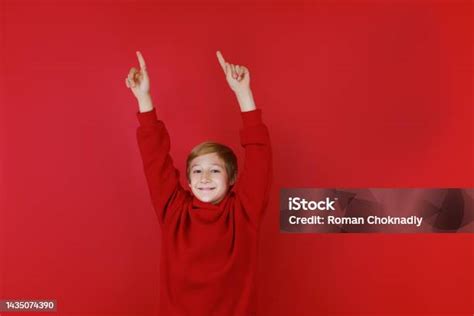 빨간 배경에 몸짓을 하는 빨간 트랙수트를 입은 쾌활한 소년 가리키기에 대한 스톡 사진 및 기타 이미지 가리키기 귀여운 명랑한 Istock
