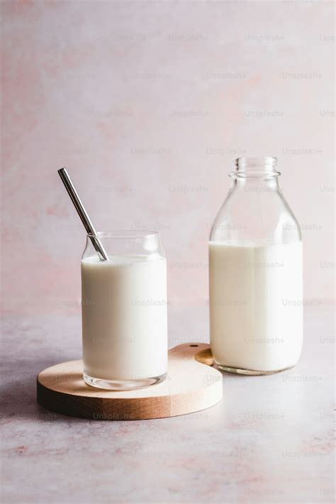 우유 한 병 옆에 우유 한 잔 사진 Unsplash의 우유 이미지