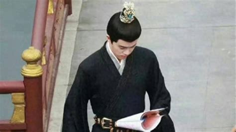 任嘉伦新剧《流水迢迢》路透曝光，一袭白衣儒雅从容，帅气十足 哔哩哔哩