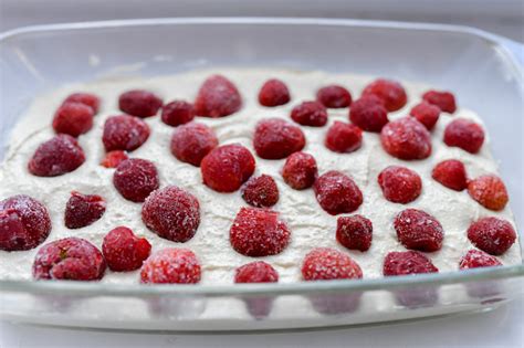 딸기 파이 굽기 전에 굽기 전에 딸기와 케이크를 엽니 다 파란색 배경 상단 보기에 세라믹 형태로 위치 하고 있습니다 과일에 대한 스톡 사진 및 기타 이미지 Istock