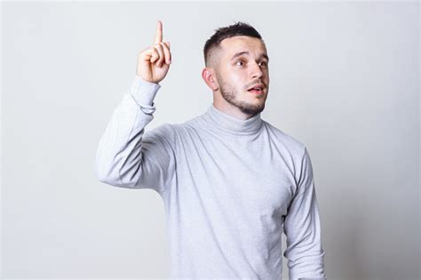 재미 있은 얼굴 젊은 남자 다름 위로 고 회색 배경 복사 공간을 통해 아이디어와 영감을 가리키기에 대한 스톡 사진 및 기타 이미지 가리키기 겨냥 교육 Istock