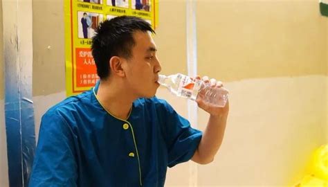 差点晕倒他却在心疼防护服太可惜了只穿了半小时