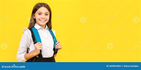 Jovencita Alegre Con Uniforme Escolar Llevando Mochila Escolar Pancarta De Una Estudiante