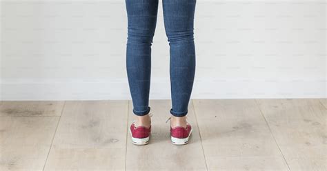 백인 여성의 전신 초상화 사진 Unsplash의 인간의 등 이미지