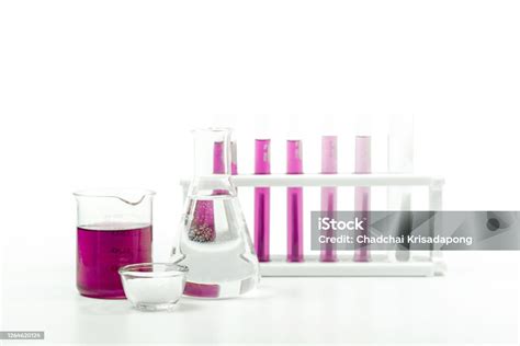 흰색 실험실 테이블에 화장품 화학 성분 퍼망가네이트 칼륨 액체 알코올 미세 결정 왁스 0명에 대한 스톡 사진 및 기타 이미지 0명 개념 개발 Istock