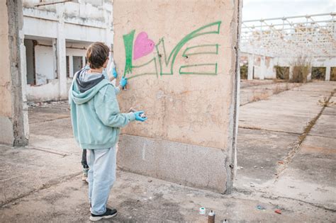 버려진 건물의 벽에 그래피티를 그리는 두 명의 재능 있는 거리 예술가의 뒷모습 2명에 대한 스톡 사진 및 기타 이미지 2명 개성 개념 거리 Istock