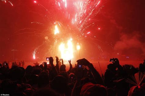 Spectacular Pictures As 50000 Party The Weekend Away At Burning Man