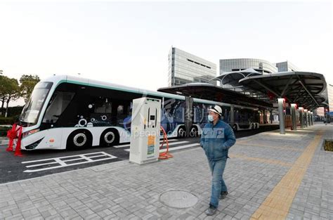 上海：临港新片区中运量t1示范线测试运营 人民图片网