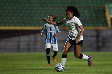 Lateral Do Corinthians Se Diz Orgulhosa De Defender A Seleção E Exalta