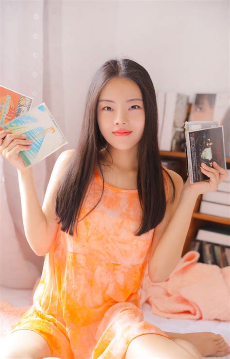 床上美女白净性感私房写真 长腿美女性感写真图片 三千图片网