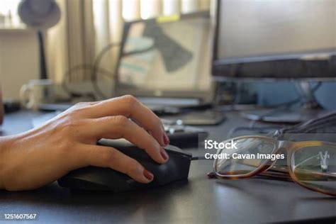 컴퓨터와 안경을 사용하는 여성의 손에 키보드 노트북 및 모니터를 배경에 클로즈업 가상현실에 대한 스톡 사진 및 기타 이미지