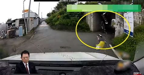 자동차 보고 놀라 혼자 넘어진 자전거 운전자가 절 고소했습니다