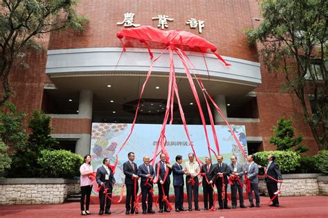 農委會1日升格為農業部，副總統賴清德（左6）、首任農業部長陳吉仲（左3）、立法院長游錫方方土（左5）、前行政院長蘇貞昌（左4）、林全（右4