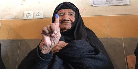 پدربزرگ‌ها و مادربزرگ‌ها پیش قدم در صف‌های رایفیلم و عکس خبرگزاری فارس