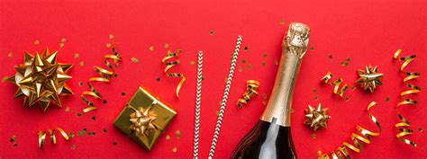 컬러 반짝이 색종이와 선물 상자 공간이있는 샴페인 병으로 컬러 풀 배경 상단 보기에 텍스트를 제공합니다 재미있는 크리스마스와 생일 축하 12월에 대한 스톡 사진 및 기타