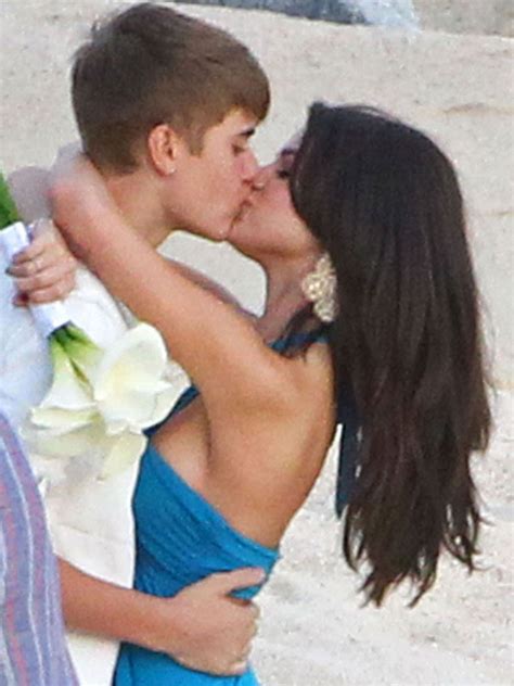 Justin Bieber Kiss With Selena Gomez All About Photo