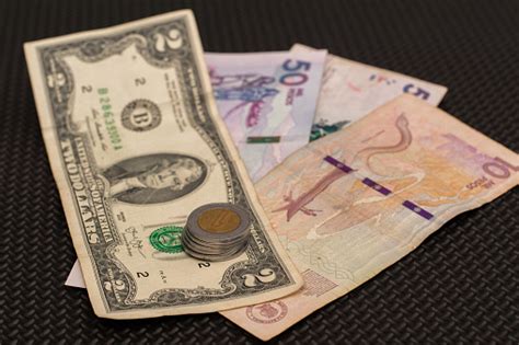 선택적 초점과 검은색 배경을 가진 달러와 페소 콜롬비아 위에 멕시코 동전의 클로즈업 0명에 대한 스톡 사진 및 기타 이미지