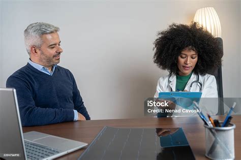 환자는 의사와 상의하십시오 클립보드에 환자에게 결과를 보여주는 아프리카계 미국인 의사 검진에서 환자와 이야기하는 의료 전문가 25 29세에 대한 스톡 사진 및 기타 이미지