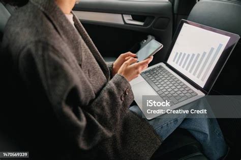 노트북으로 작업하는 여성 분석가를 닫고 사무실로 가는 길에 자동차 뒷좌석에 앉아 있는 전화 사용 교통수단에 대한 스톡 사진 및 기타 이미지 Istock