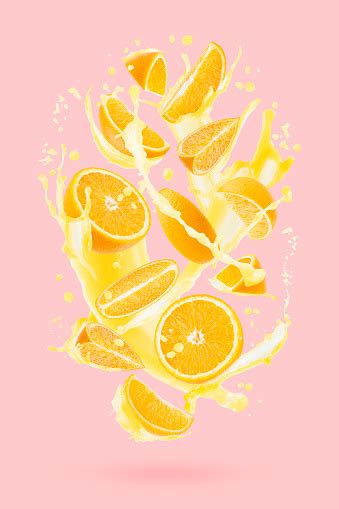 오렌지 주스 방울 스플래쉬 주스의 흐름과 오렌지 조각은 분홍색 배경에 공중 부양합니다 건강한 이국적인 과일 광고용 음료 라벨
