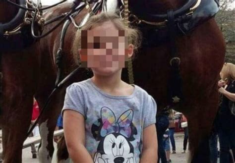 ДЕВОЈКА СЕ СЛИКАЛА ПРЕД КОЊ Кога таткото ја погледнал фотографијата не можел да поверува што