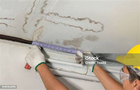 작업자는 천장에 새는 파이프를 수정하고 천장에 얼룩이 닫힙니다 물에 대한 스톡 사진 및 기타 이미지 물 유출 손상 Istock