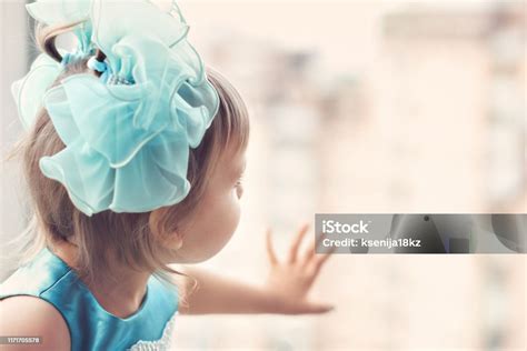 파란색 활과 드레스와 3 년의 어린 소녀는 모양과 흐림과 함께 손에 창을 만진다 2 3 살에 대한 스톡 사진 및 기타 이미지 2 3 살 가을 개념 Istock