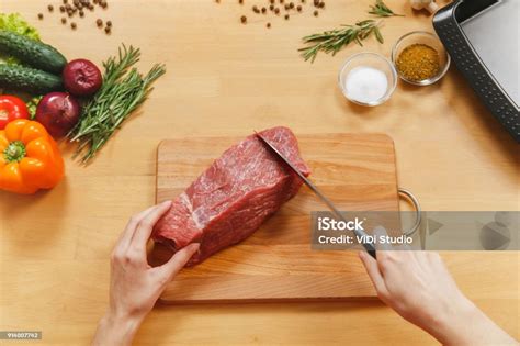 원시 고기입니다 다른 야채 향신료 버섯 베이킹 트레이 나이프 나무 테이블에 절단 보드에 신선한 쇠고기 안심 상위 뷰 평면 복사 공간을 광고 하다 여자 컷 나이프 검은색에