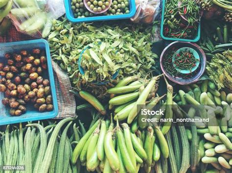 다른 신선한 유기농 야채와 과일의 태국 북쪽에서 현지 농민 시장에서의 원료 건강 한 먹는입니다 빈티지 톤 컬러 고 역 필터입니다 건강관리와 의술에 대한 스톡 사진 및 기타