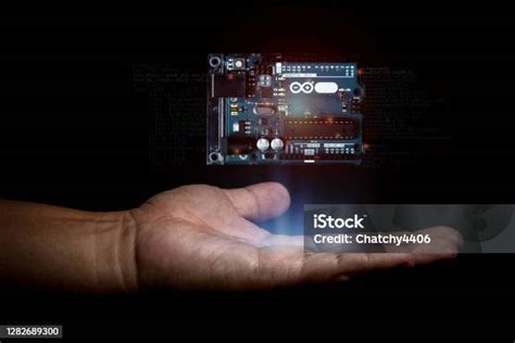 Arduino Controller Board Elemen Foto Di Latar Belakang Gelap Dengan Detail Infografis Foto Stok