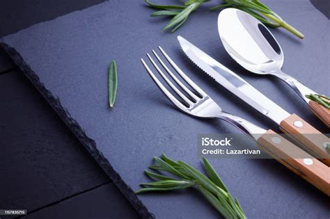 칼 칼 숟가락 슬레이트 돌에 포크 세트 로즈마리를 곁들인 크립토클러리 검은 색 배경입니다 공간을 복사합니다 맨 위 보기 0명에 대한 스톡 사진 및 기타 이미지 Istock