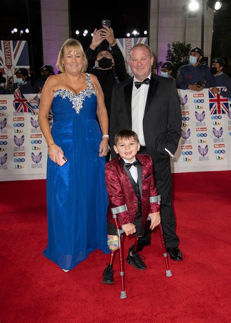 König Charles Iii Ehrt Neunjährigen Tony Hudgell Das Ist Seine Geschichte Sternde