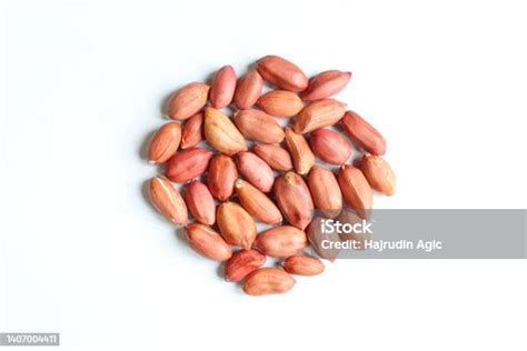 껍질에 빨간 땅콩 흰색 배경에 고립 된 껍질을 벗기지 않은 견과류 더미 0명에 대한 스톡 사진 및 기타 이미지 0명 갈색 개체 그룹 Istock