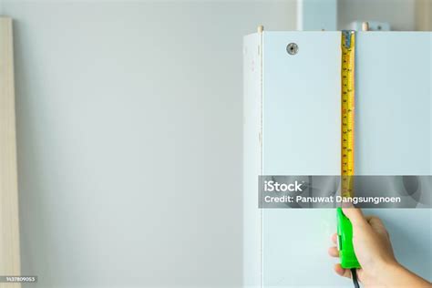 집에서 가구를 측정하기 위해 줄자를 사용하는 사람의 손 Diy 인테리어 디자인 수리 및 개선 주택 또는 아파트 개념 측정에 대한