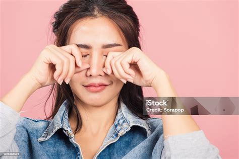 여자 착용 데님 나쁜 분위기 그녀의 울음 닦아 눈물 와 손가락 25 29세에 대한 스톡 사진 및 기타 이미지 25 29세 감정 걱정하는 Istock