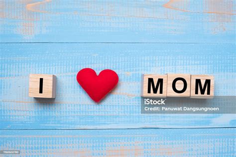 나는 파란 나무 배경에 붉은 심장 모양의 엄마 텍스트를 사랑 해요 행복 한 어머니의 날과 국제 여성의 날 개념 0명에 대한 스톡 사진 및 기타 이미지 Istock
