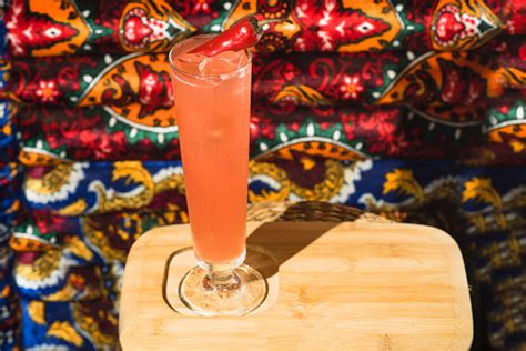 바 바 카운터 칵테일 바 빨 대와 유리 색상 배경에서 신선한 음료 Coctail 칵테일 바에서 마시는 칵테일 유리 칵테일 잔에 알코올 감귤류 과일에 대한 스톡 사진 및 기타