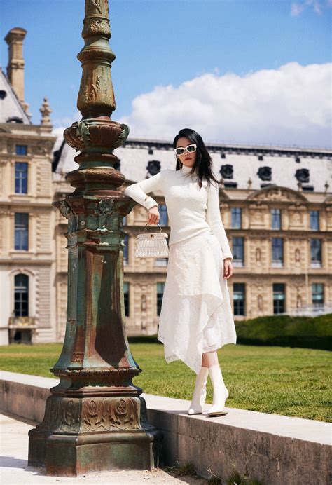 李沁穿镂空裙漫步巴黎街头 优雅自信时尚感满满 搜狐大视野 搜狐新闻