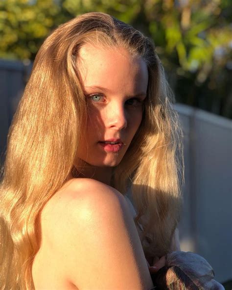 Épinglé Par Martinfungac Sur Lily Suttle Instagram