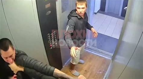 Мужчины жестко избили жильца дома в лифте Смотреть онлайн в поиске Яндекса по Видео