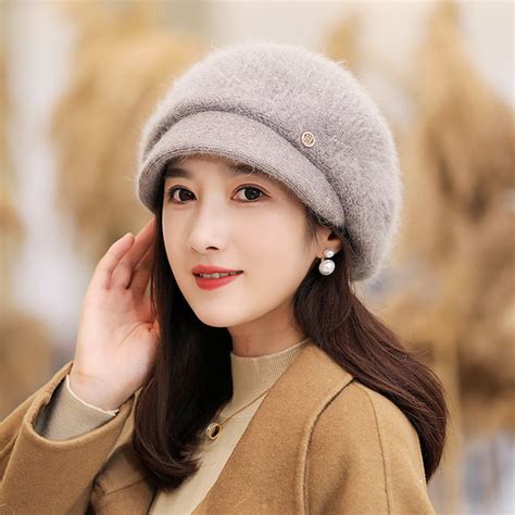 Badu Bg Дамска зимна шапка с козирка с метален елемент Badu Bg